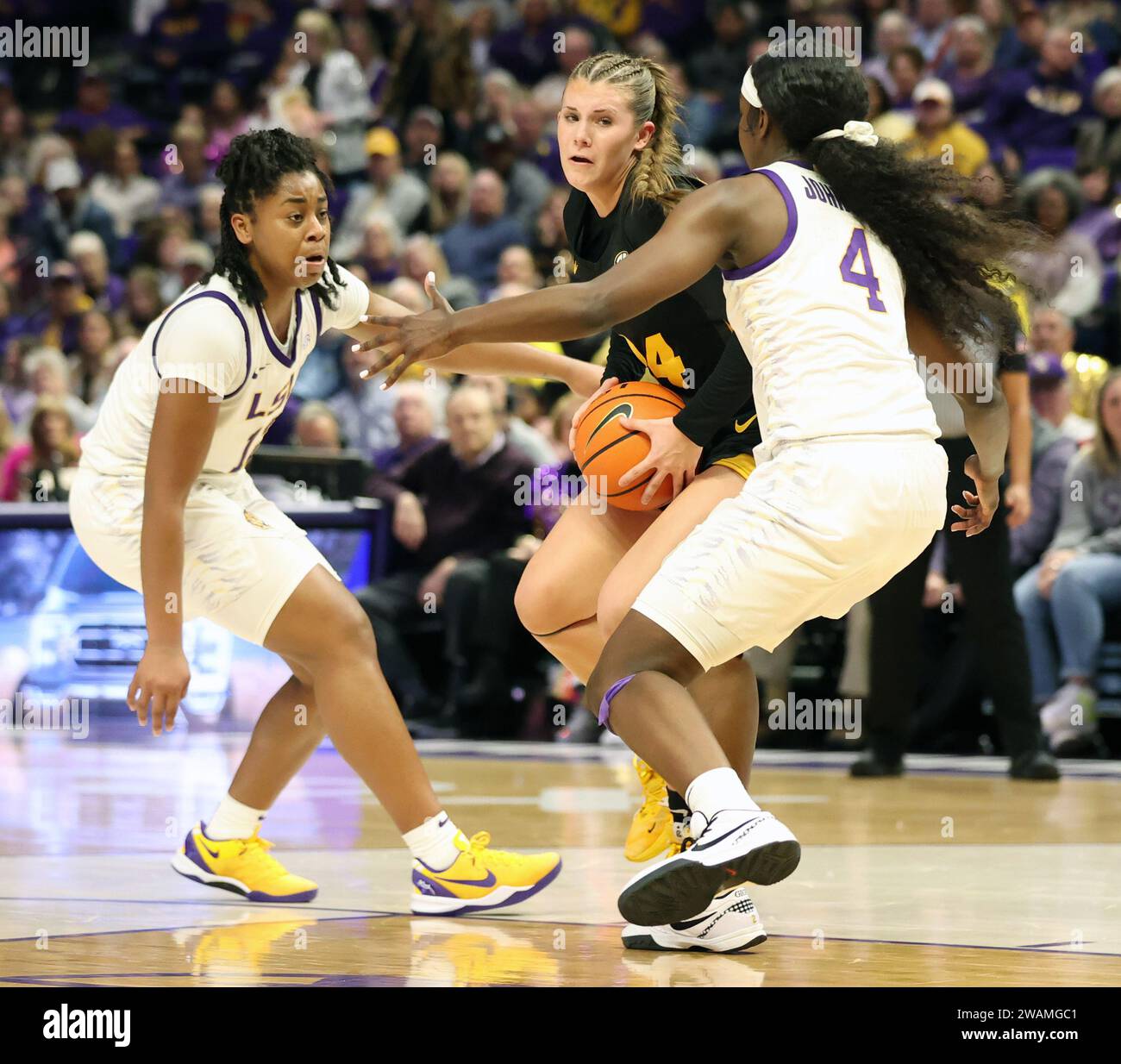 Baton Rouge, USA. 04th Jan, 2024. Both LSU Lady Tigers guard Mikaylah ...