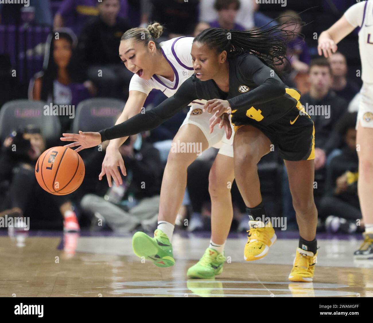 Baton Rouge, USA. 04th Jan, 2024. Both LSU Lady Tigers guard Last-Tear ...