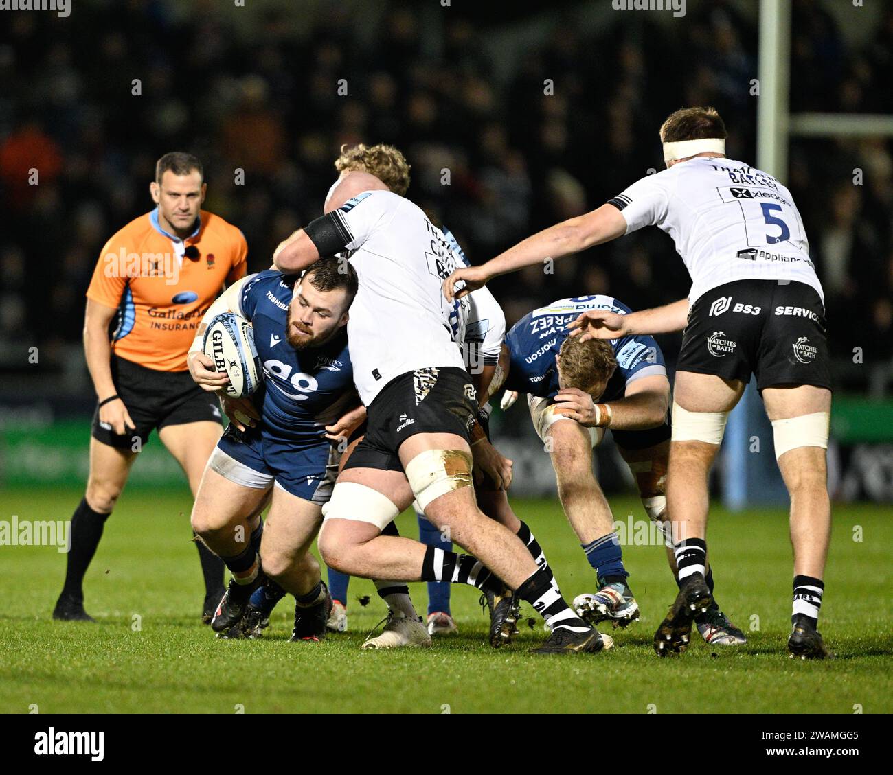 Luke Cowan-Dickie of Sale Sharks get tackled, during the Gallagher ...