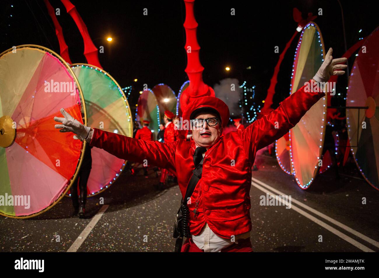 Madrid, Madrid, Spain. 5th Jan, 2024. A giant giraffe puppet tamer ...
