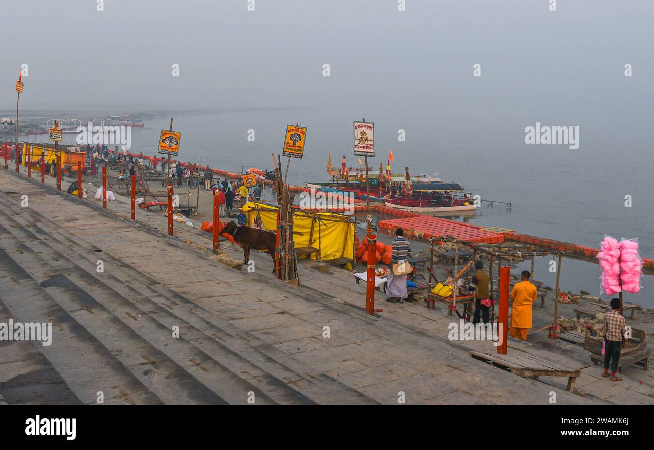 Ayodhya, India. 26th Dec, 2023. Devotees seen around the banks of the ...