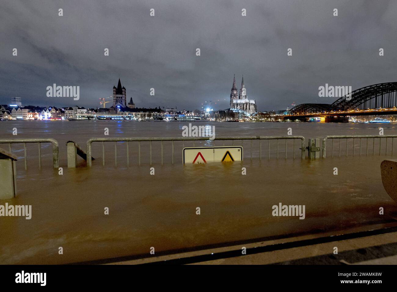 Die Hochwasser Scheitelwelle erreicht Köln am Abend. Bei Pegel 822cm ...