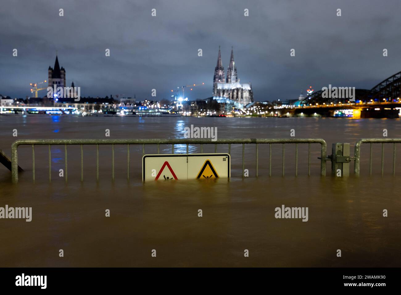 Hochwasser in der nacht hi-res stock photography and images - Alamy