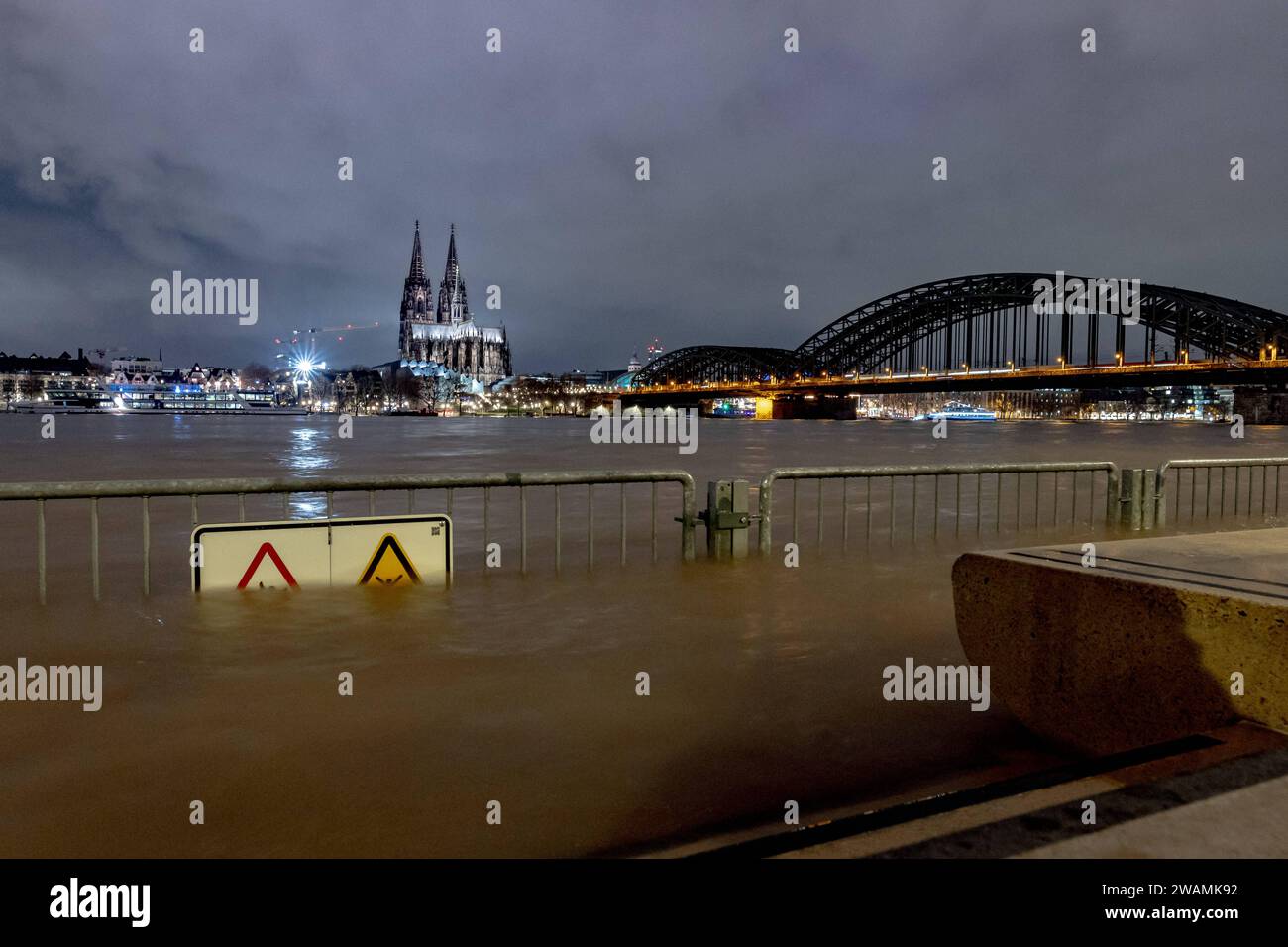 Die Hochwasser Scheitelwelle erreicht Köln am Abend. Bei Pegel 822cm ...