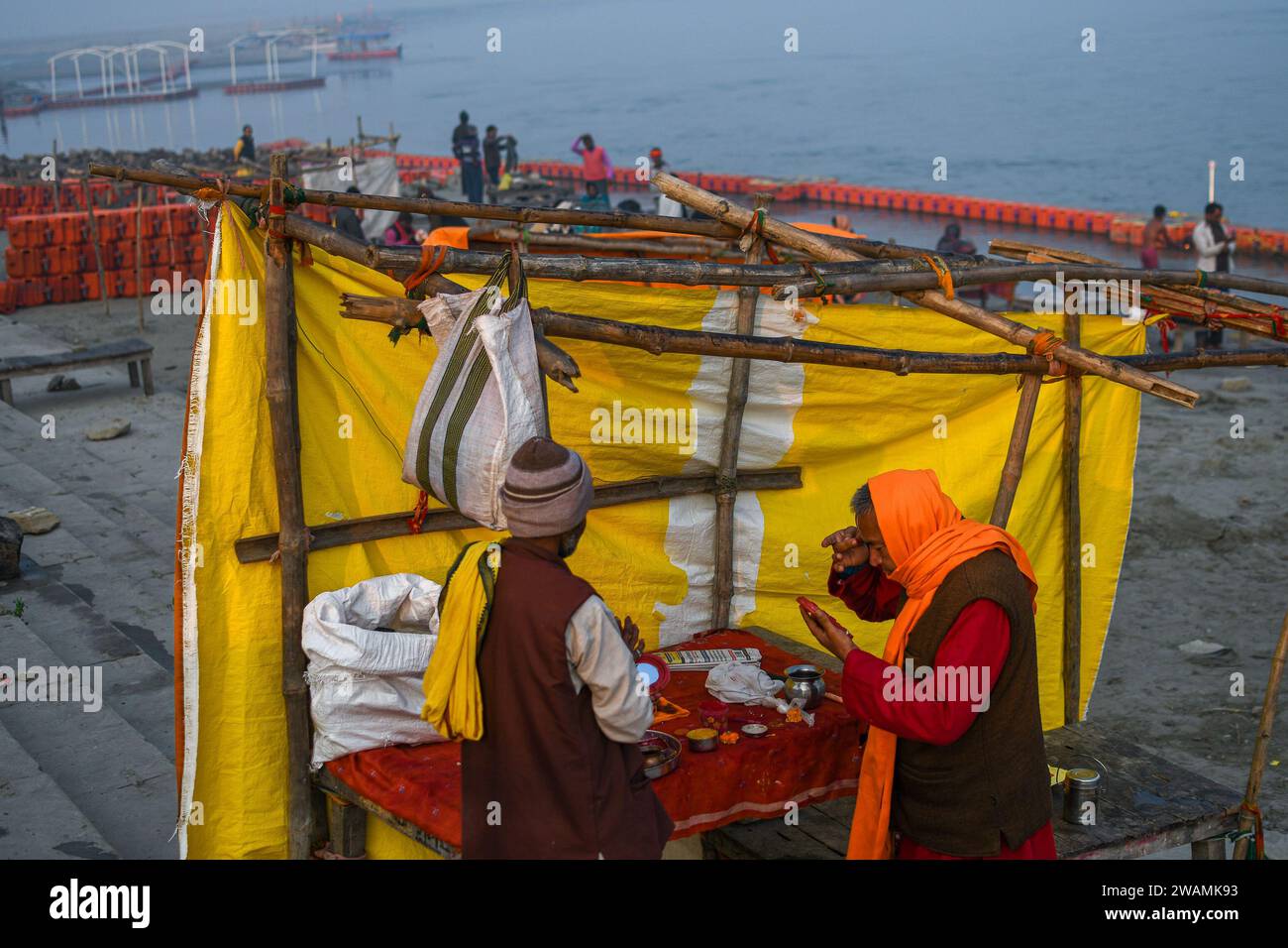 Hindu rituals of tilak hi-res stock photography and images - Alamy