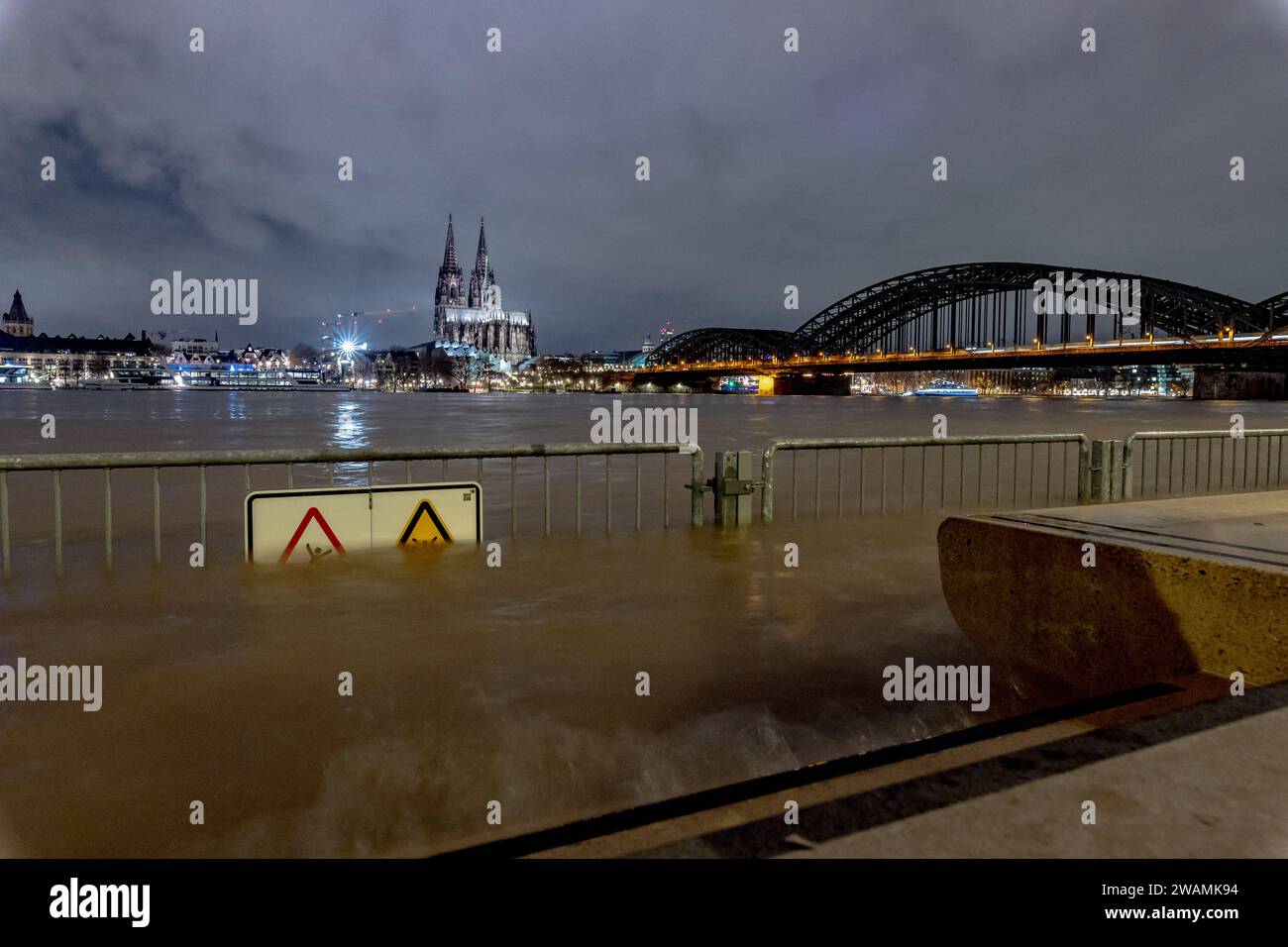 Die Hochwasser Scheitelwelle erreicht Köln am Abend. Bei Pegel 822cm ...