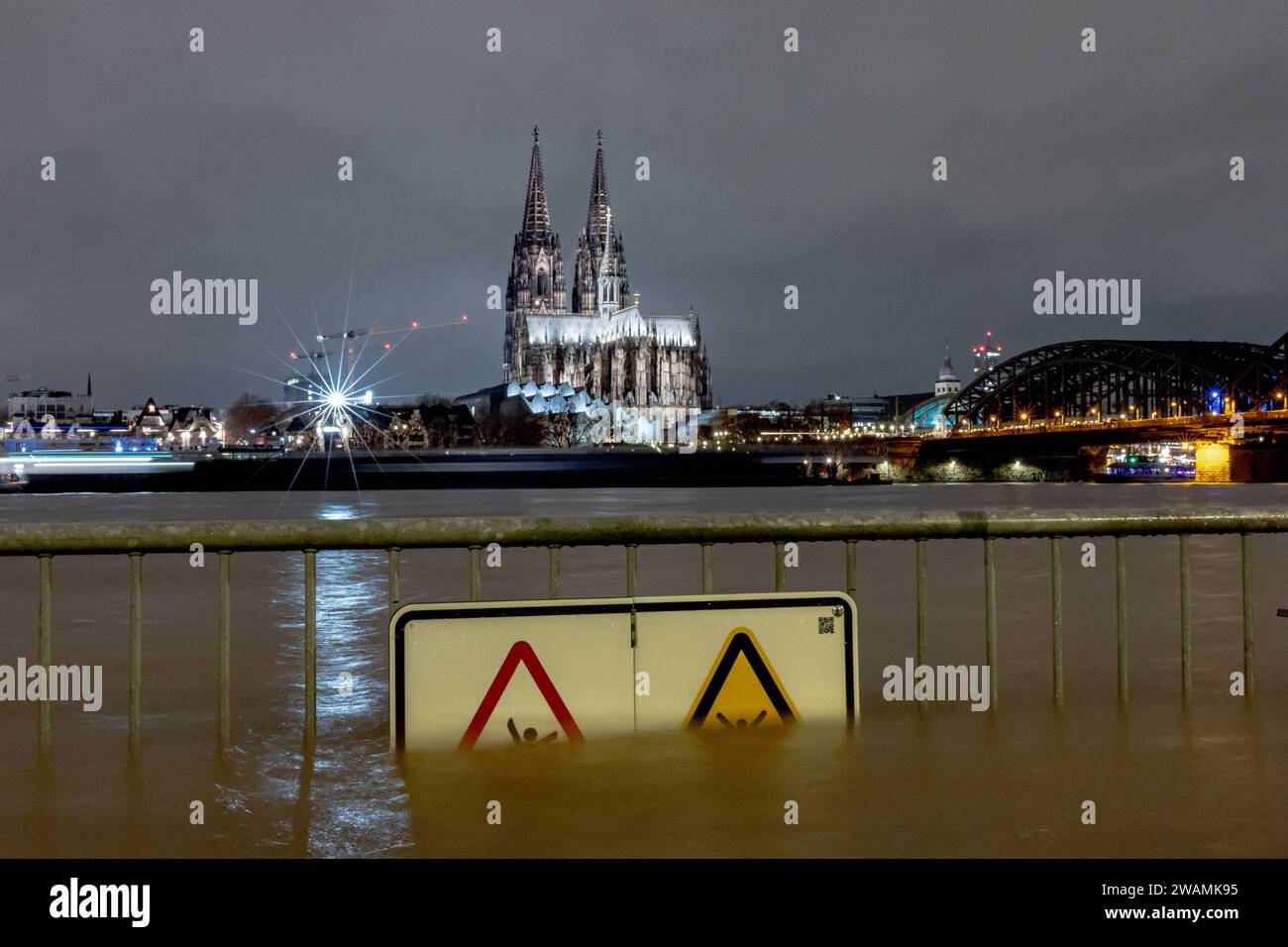 Die Hochwasser Scheitelwelle erreicht Köln am Abend. Bei Pegel 822cm ...