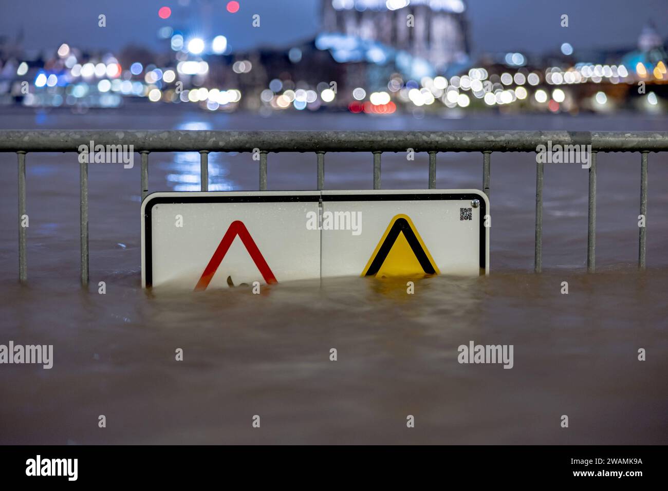 Die Hochwasser Scheitelwelle erreicht Köln am Abend. Bei Pegel 822cm ...