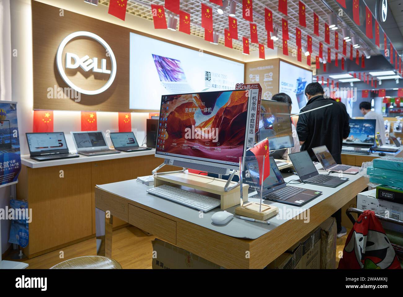 SHENZHEN, CHINA - NOVEMBER 21, 2019: inside Seg Electronics Market in ...