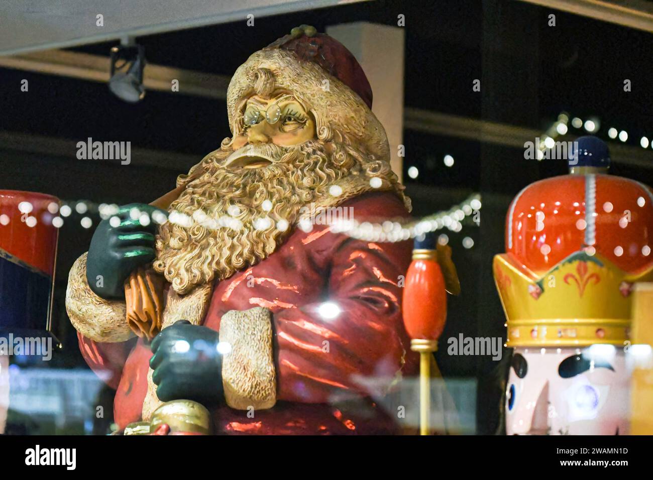 Santa Claus in a Christmas display in a business store window Stock ...