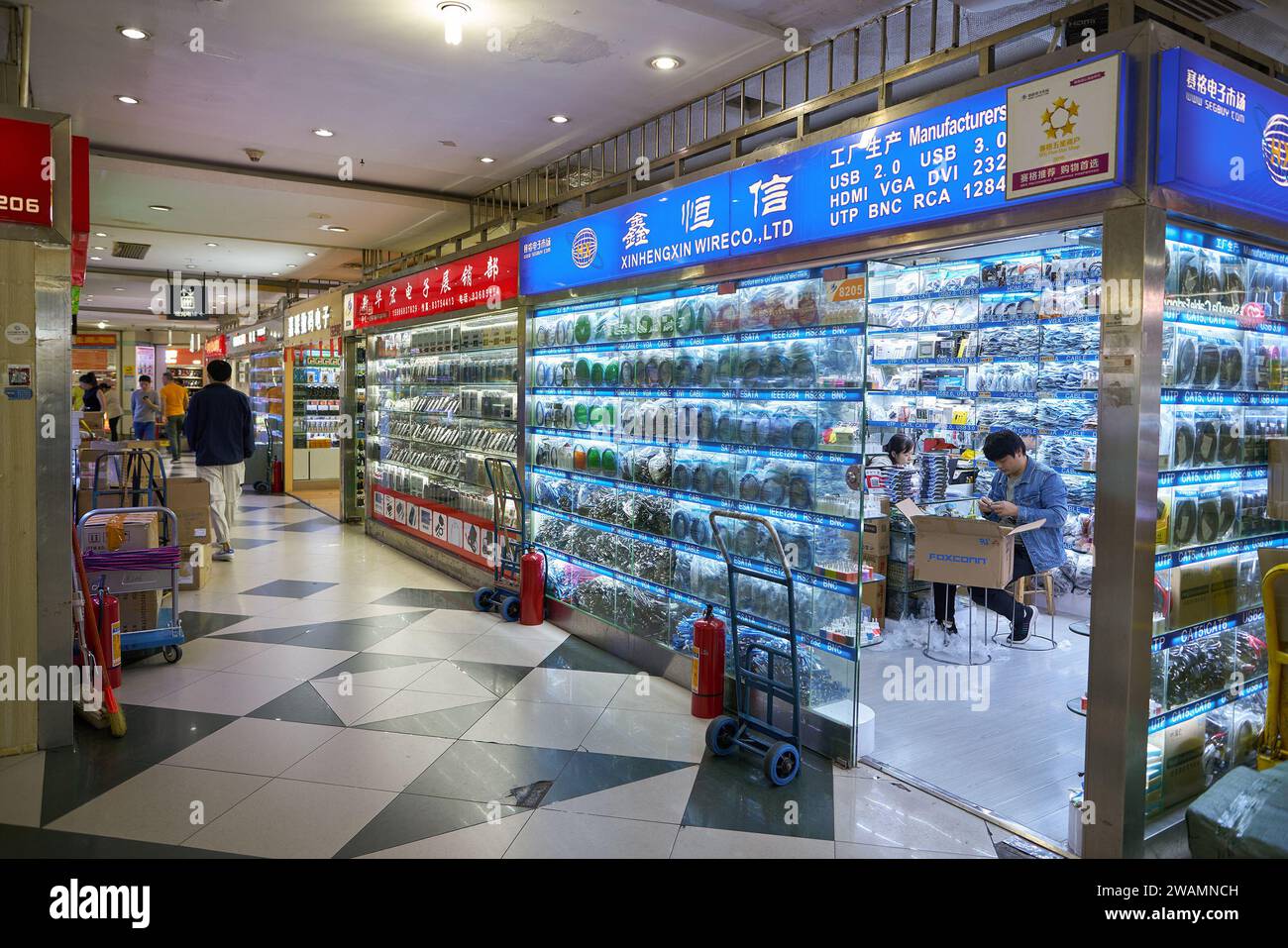 Electronics aisle hi-res stock photography and images - Alamy
