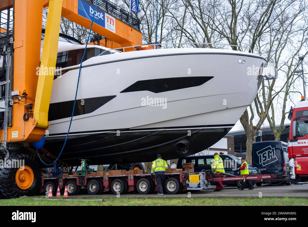 Kranen der 6,3 Mio â teuren Motoryacht vom Typ Sunseeker 88Y, 82 Tonnen ...