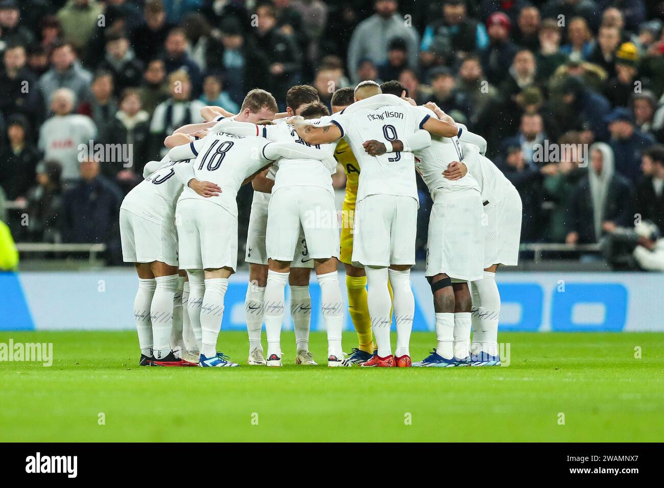Tottenham hotspur players huddle hi-res stock photography and images ...