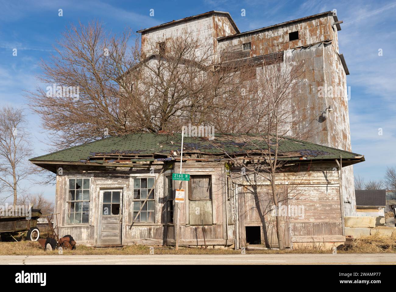 Weathered old grain elevator on historic Route 66 in Cayuga, Illinois ...