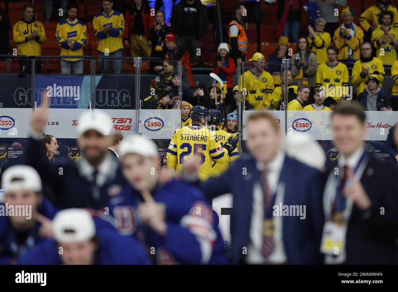Gothenburg, Sweden . 05th Jan, 2024. GOTHENBURG, SWEDEN 20240105Swedish players leaving the ice ...
