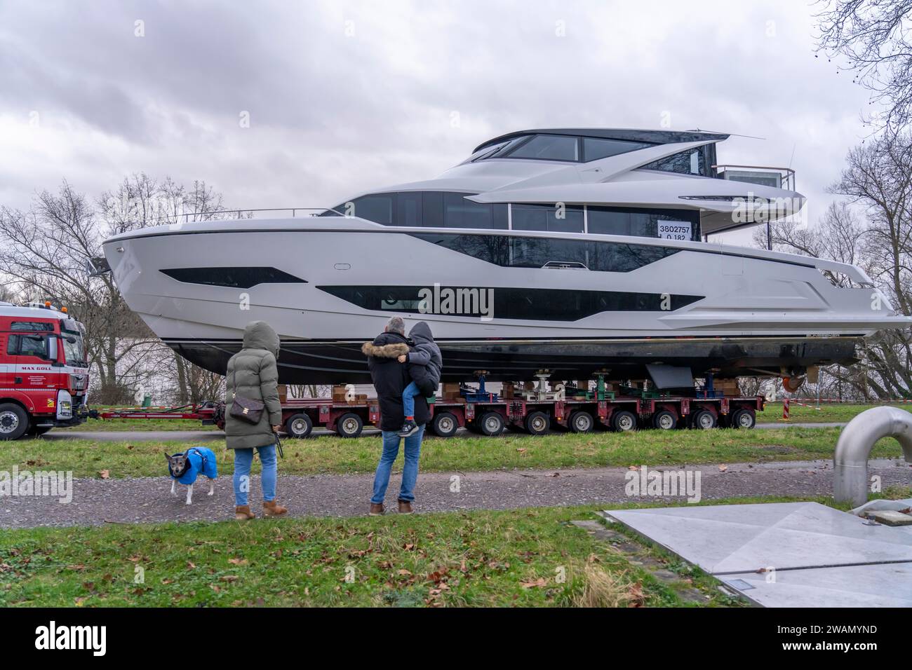 Craning the €6.3 million Sunseeker 88Y motor yacht, weighing 82 tonnes ...