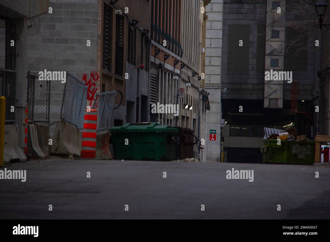 Back alley with graffiti hi-res stock photography and images - Alamy