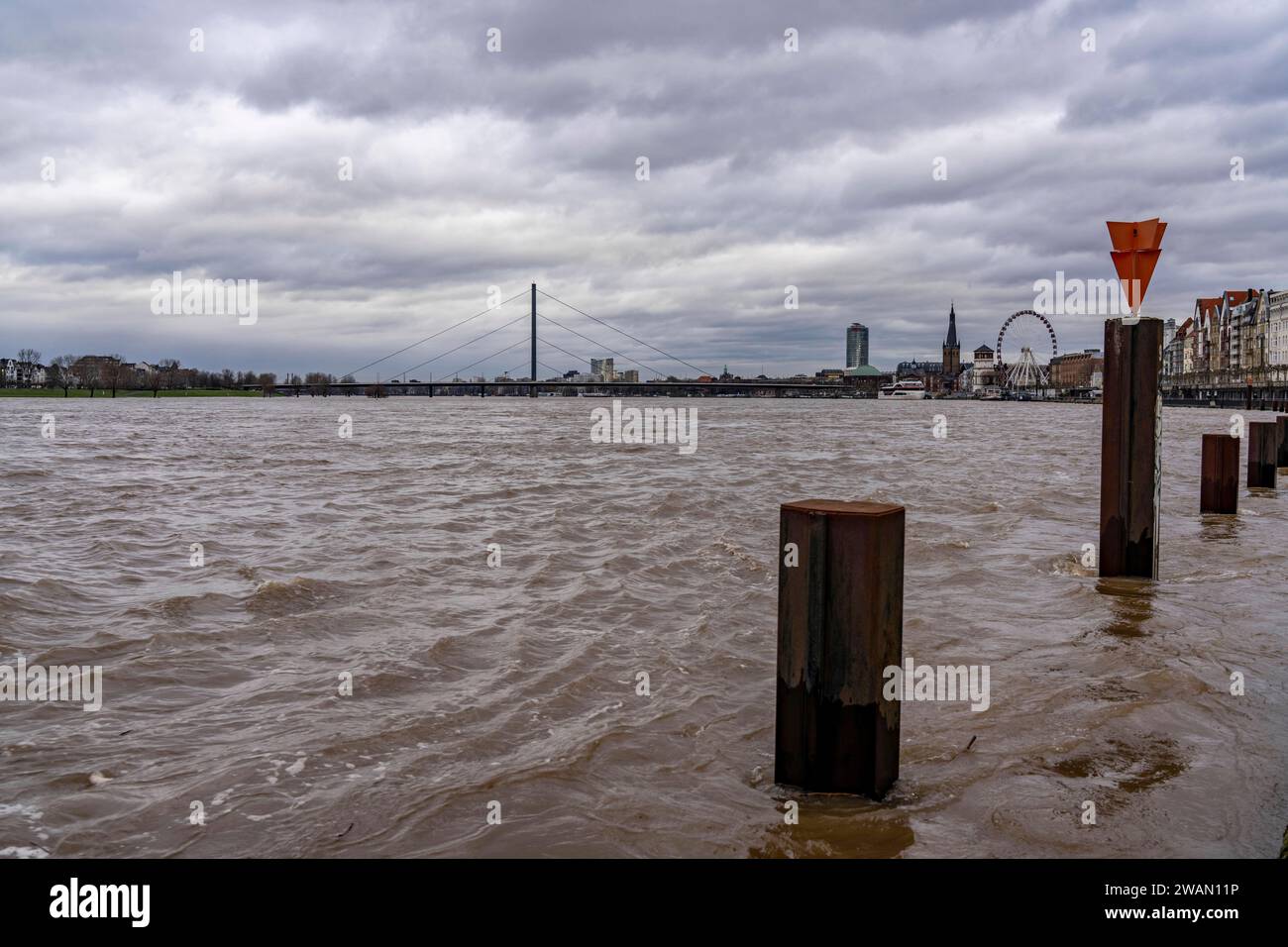Hochwasser des Rhein bei Düsseldorf, NRW, Deutschland, Rhein Hochwasser ...