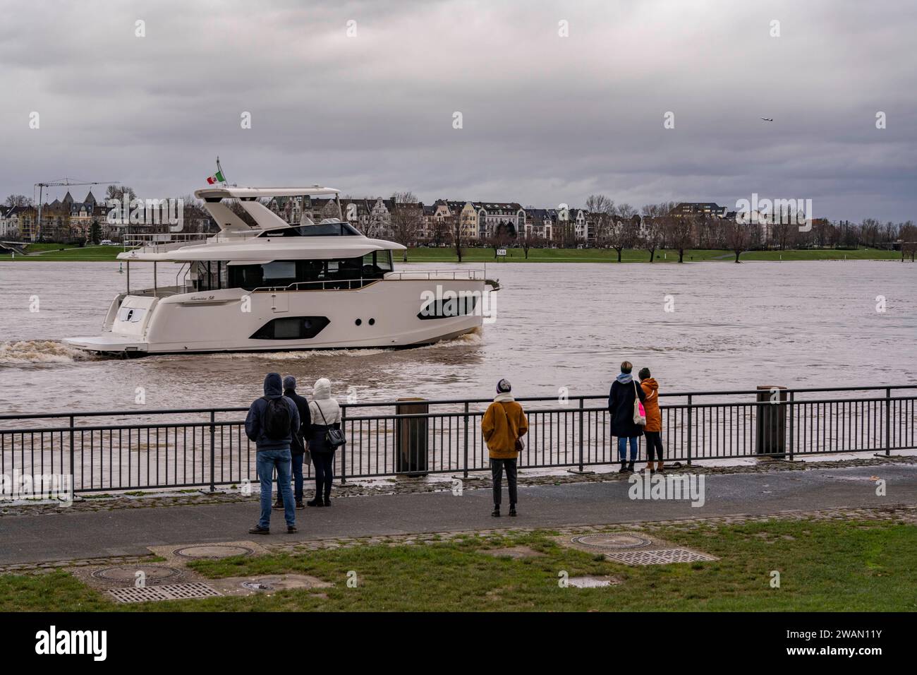 Hochwasser des Rhein bei Düsseldorf, NRW, Deutschland, Rhein Hochwasser ...