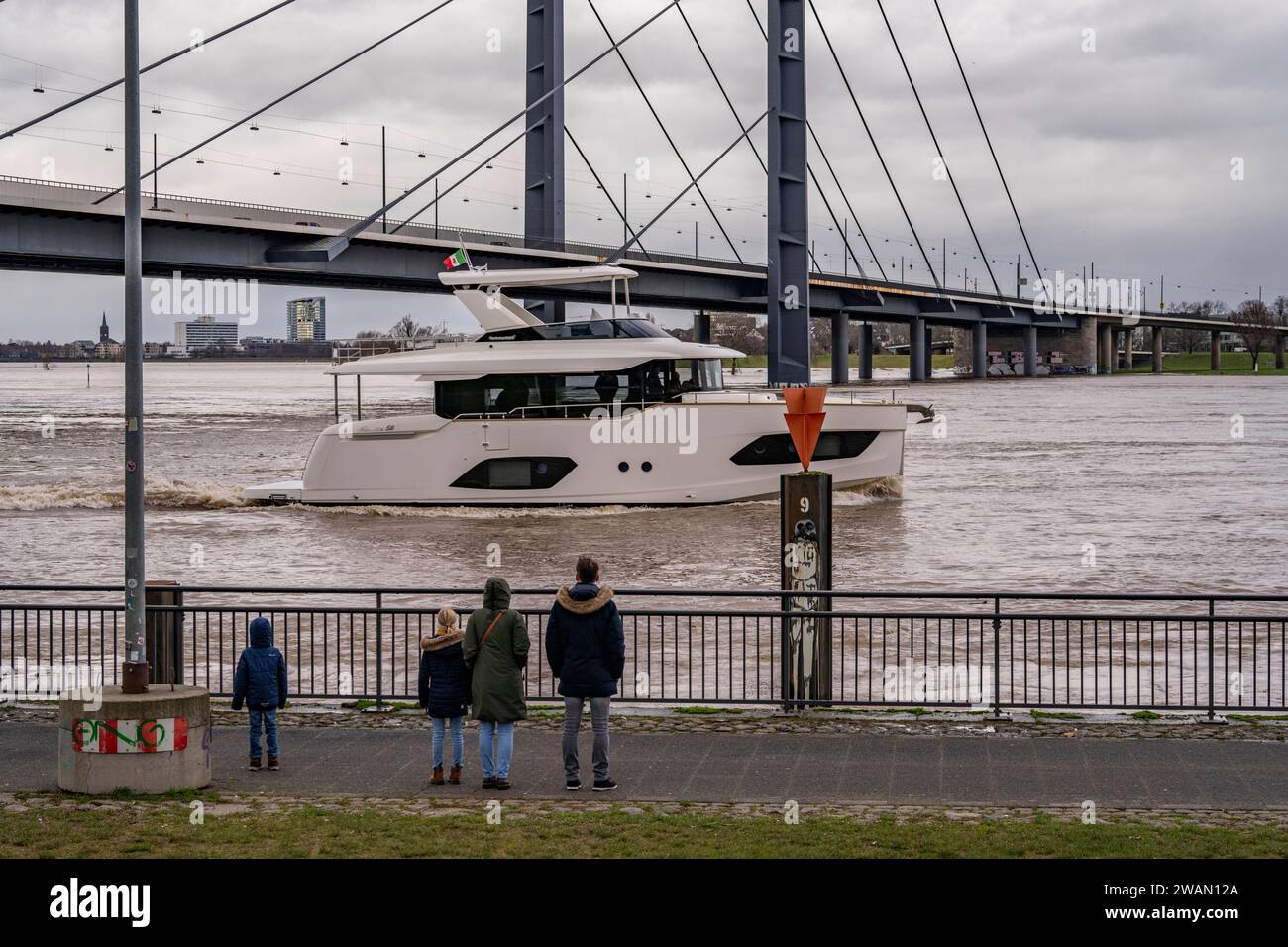 Überflutete Rheinpromenade, Rheinkniebrücke, Hochwasser des Rhein bei ...