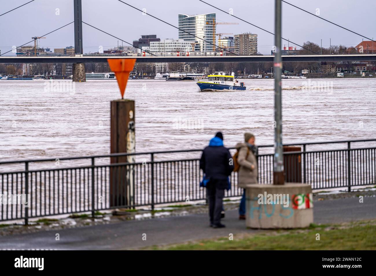Boot der Wasserschutzpolizei, Hochwasser des Rhein bei Düsseldorf, NRW, Deutschland, Rhein ...