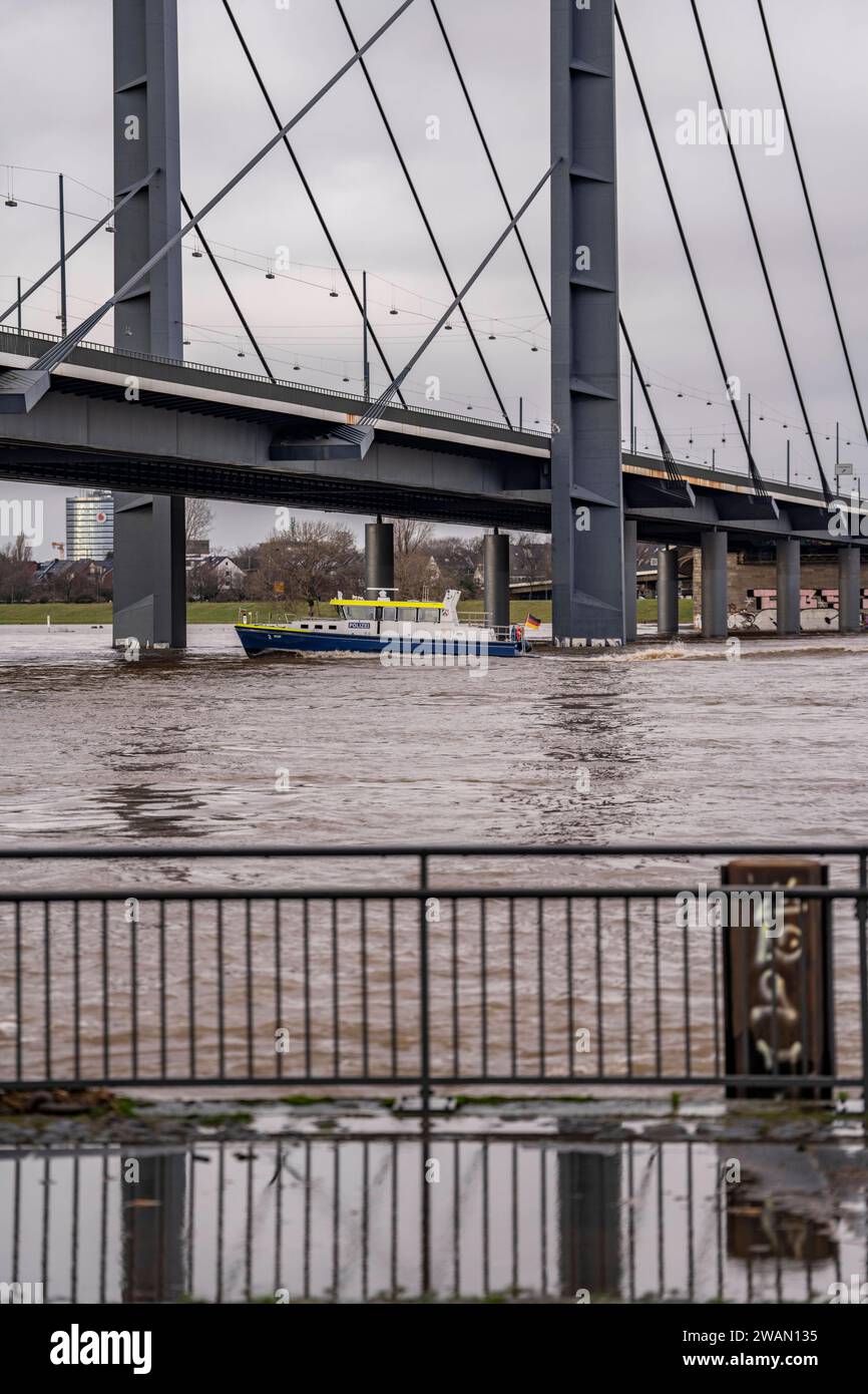 Boot der Wasserschutzpolizei, Hochwasser des Rhein bei Düsseldorf, NRW, Deutschland, Rhein ...