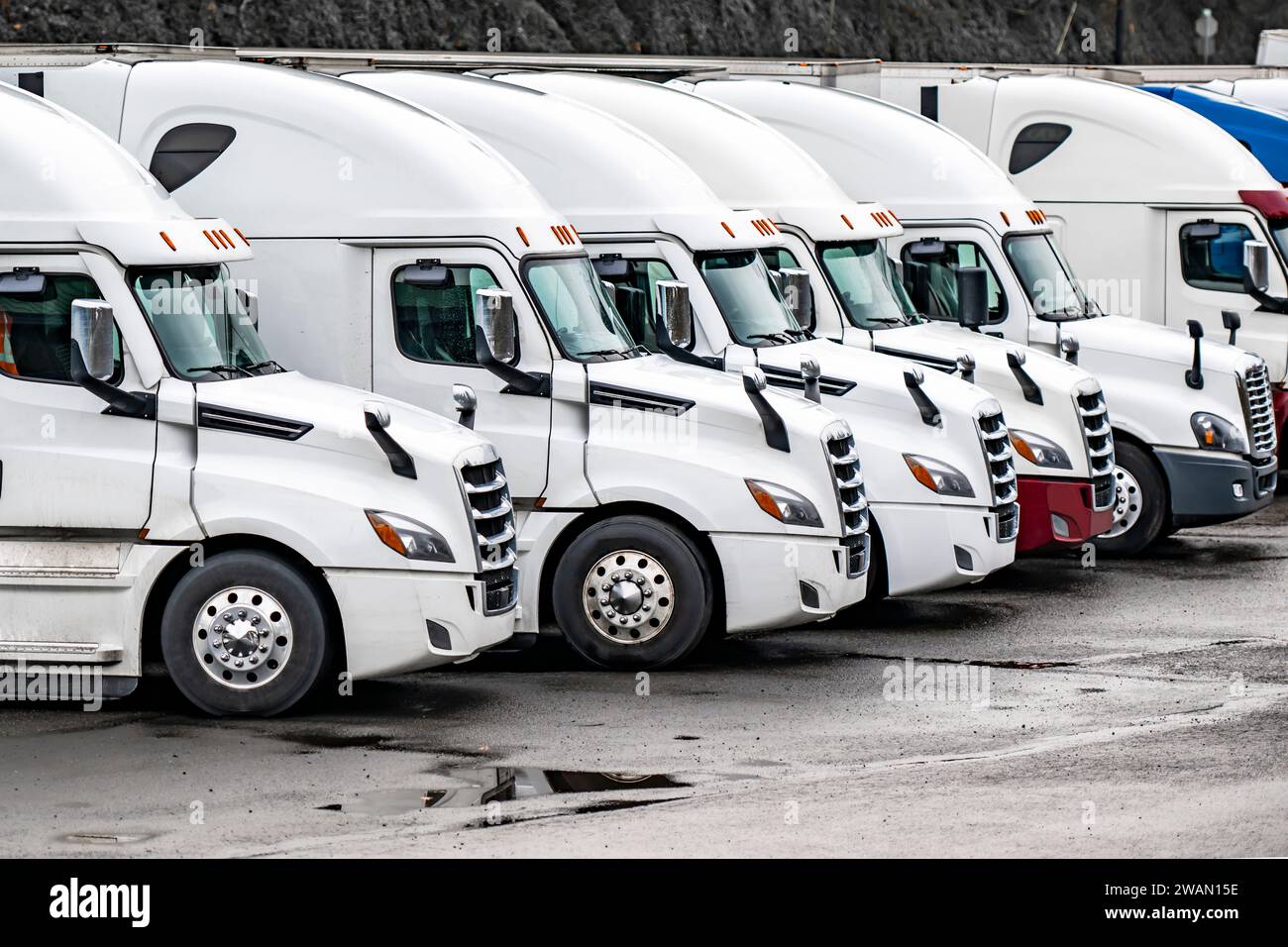 Semi truck tractors hi-res stock photography and images - Alamy
