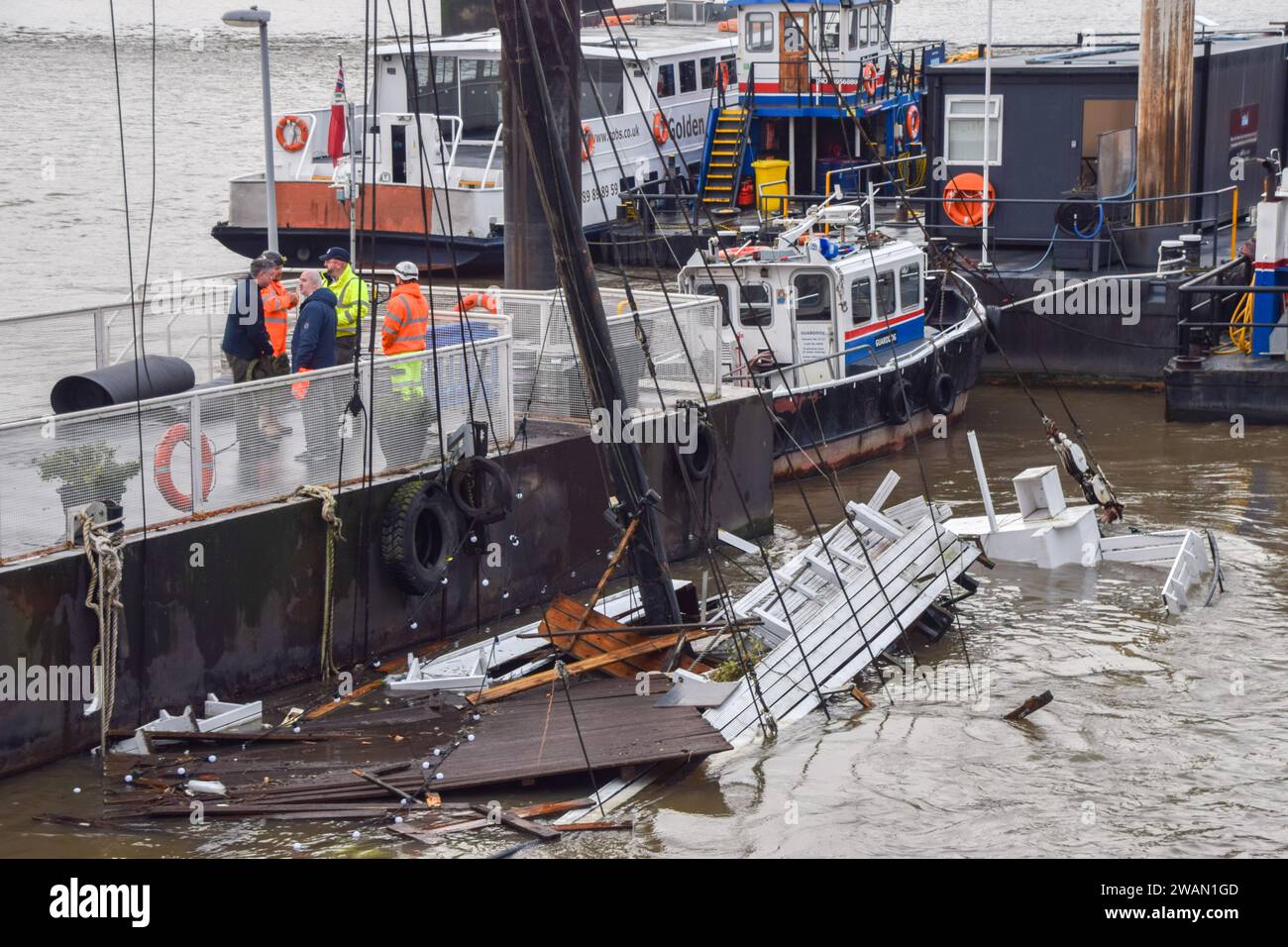 London, England, UK. 5th Jan, 2024. Salvage personnel survey the damage ...