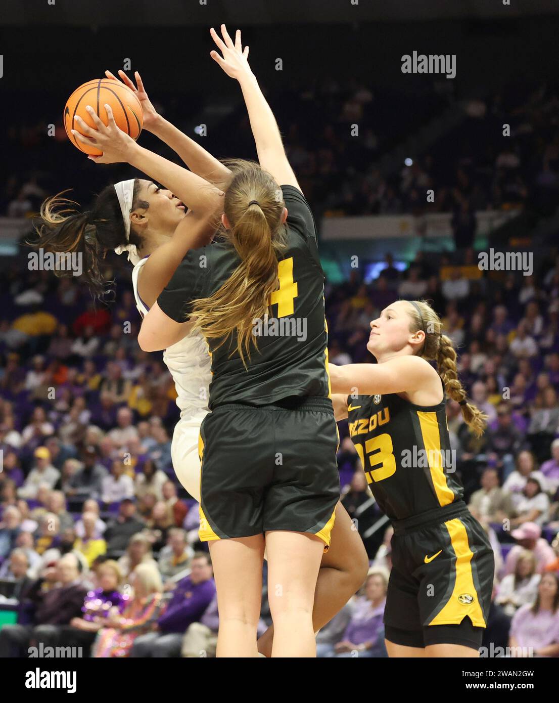 Baton Rouge, USA. 04th Jan, 2024. LSU Lady Tigers forward Angel Reese (10) shoots a layup ...