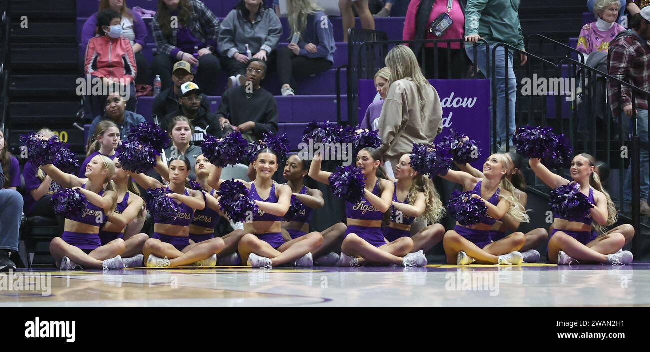 Baton Rouge, USA. 04th Jan, 2024. The LSU Lady Tigers cheerleaders ...