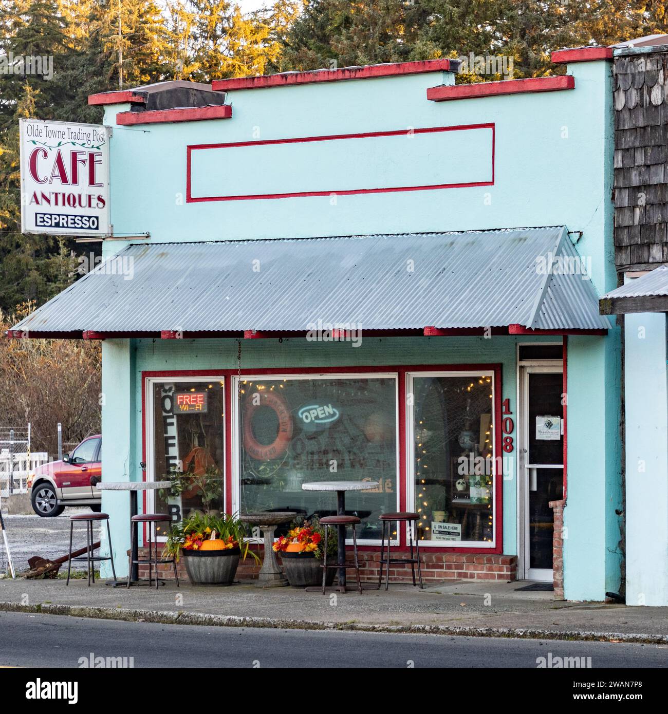 Ilwaco WA USA Nov 28 2023 - The Olde Towne Trading Post Cafe Stock ...