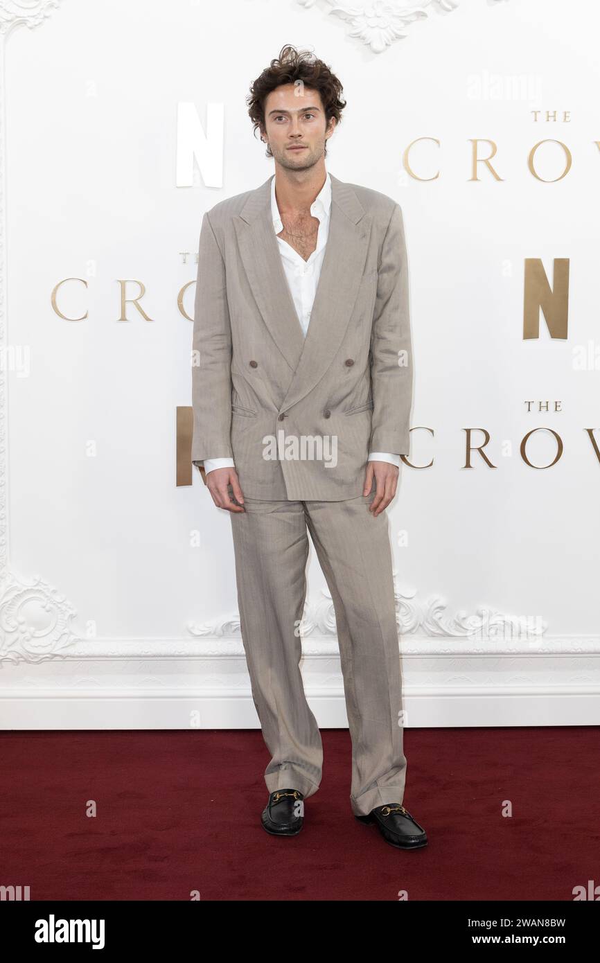 Cast and guests on the red carpet for The Crown' finale celebration ...