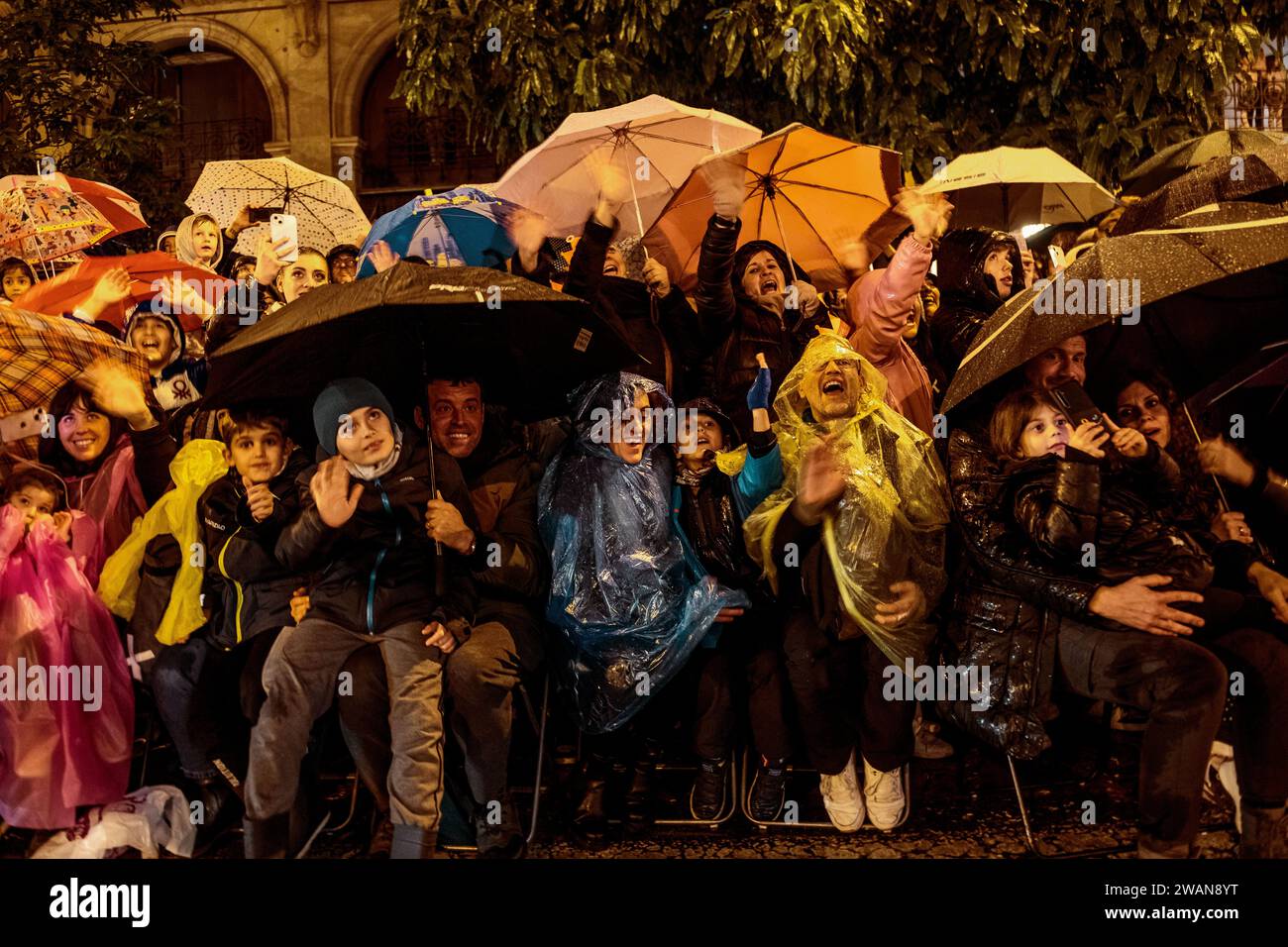 Barcelona, Spain. 5th Jan, 2024. Tens of thousands endure unusually ...