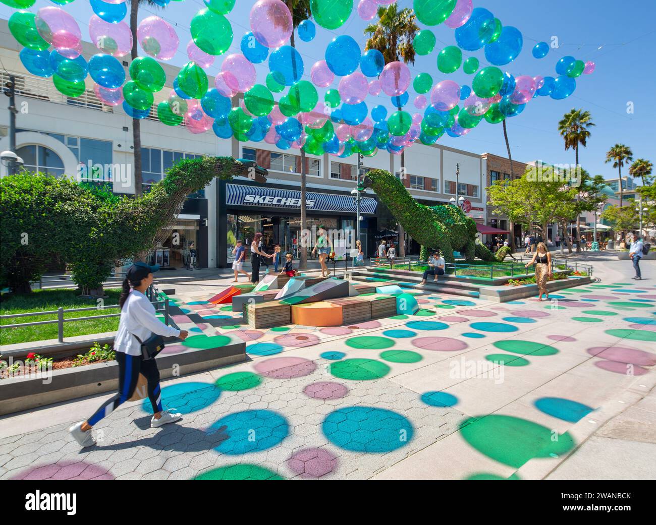 Santa monica third street shopping district hi-res stock photography ...