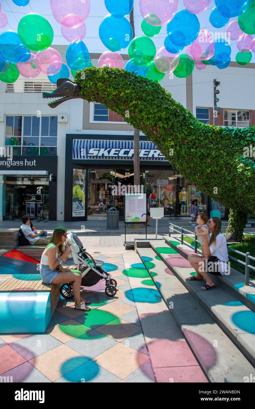 Santa monica third street shopping district hi-res stock photography ...
