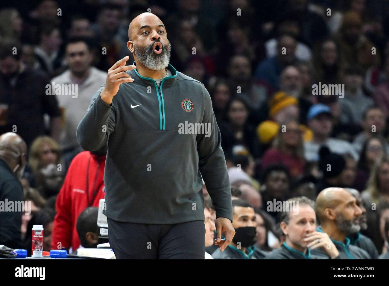 Washington Wizards coach Wes Unseld Jr. shouts to players during the ...