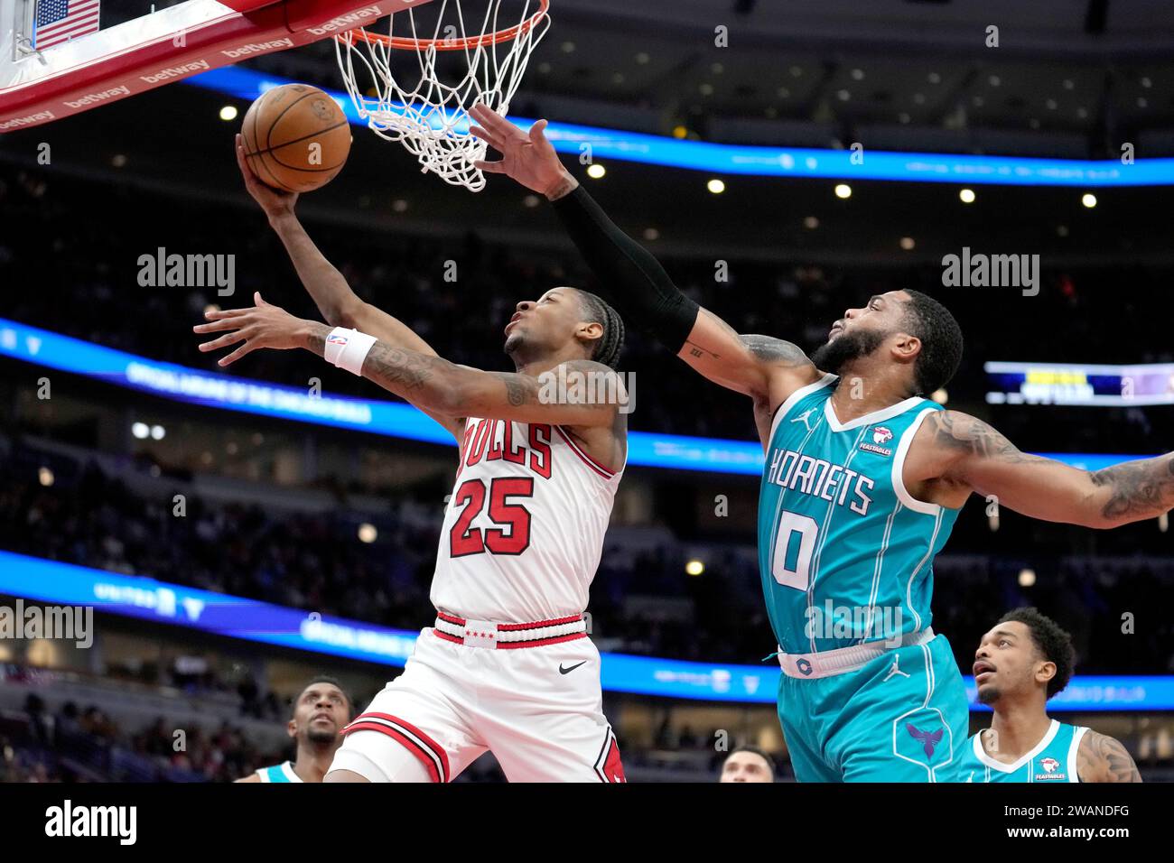 Chicago Bulls' Dalen Terry (25) drives to the basket past Charlotte ...