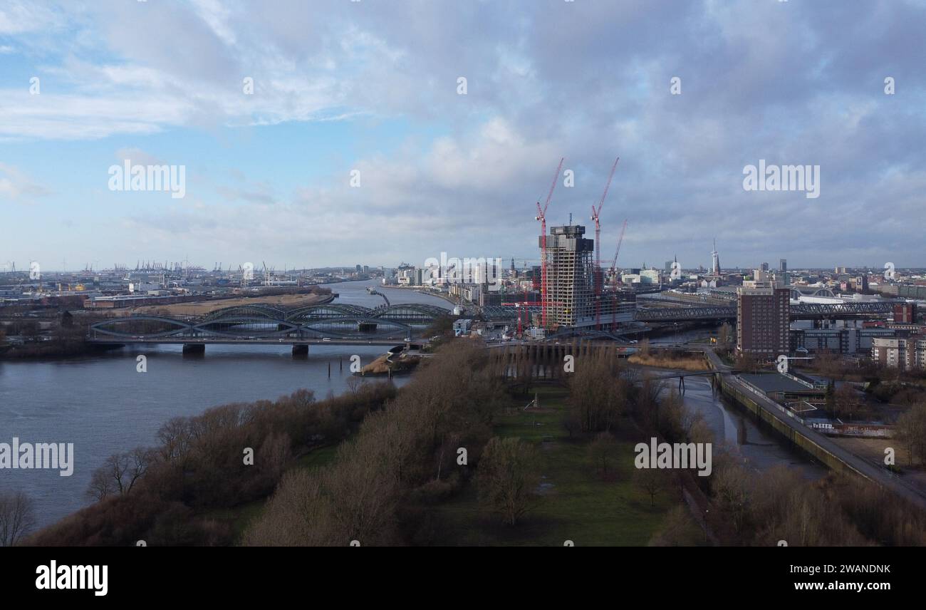Hamburg, Germany. 29th Dec, 2023. View of the Elbe bridges (l) and the ...