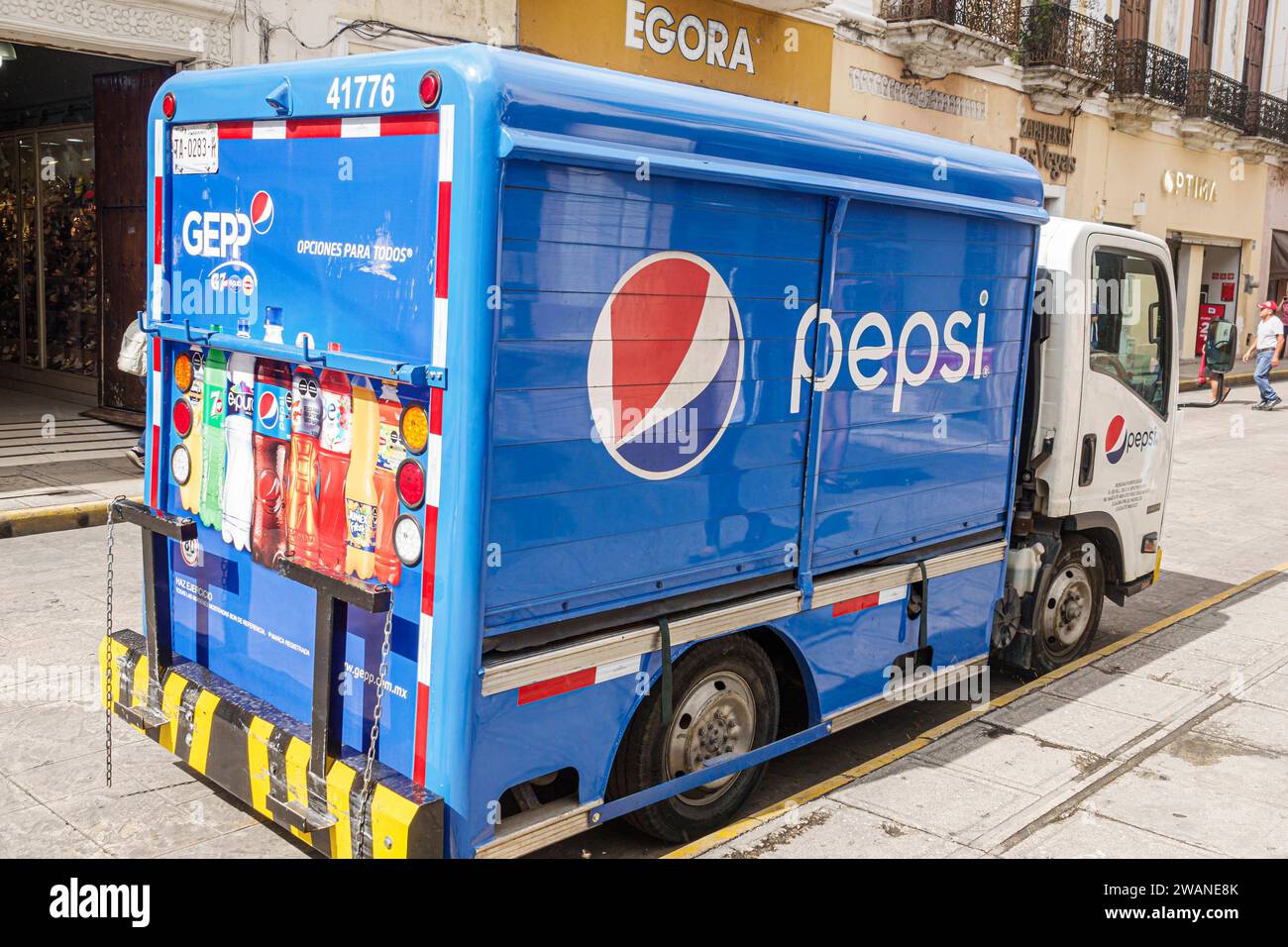 Pepsi soda soft drink delivery truck lorry van hi-res stock photography ...