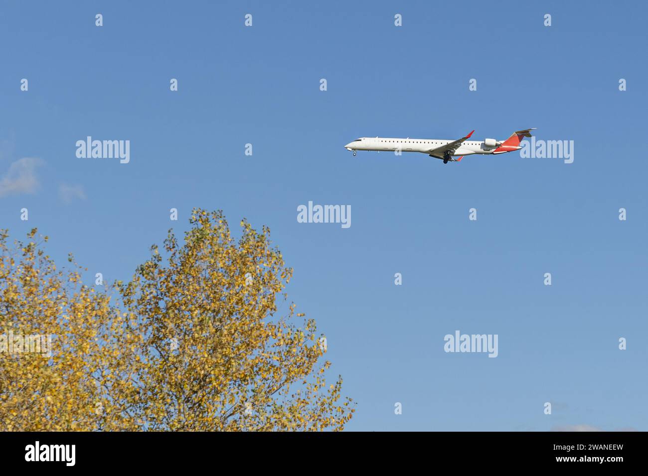 A low-flying short-haul passenger plane Stock Photo - Alamy