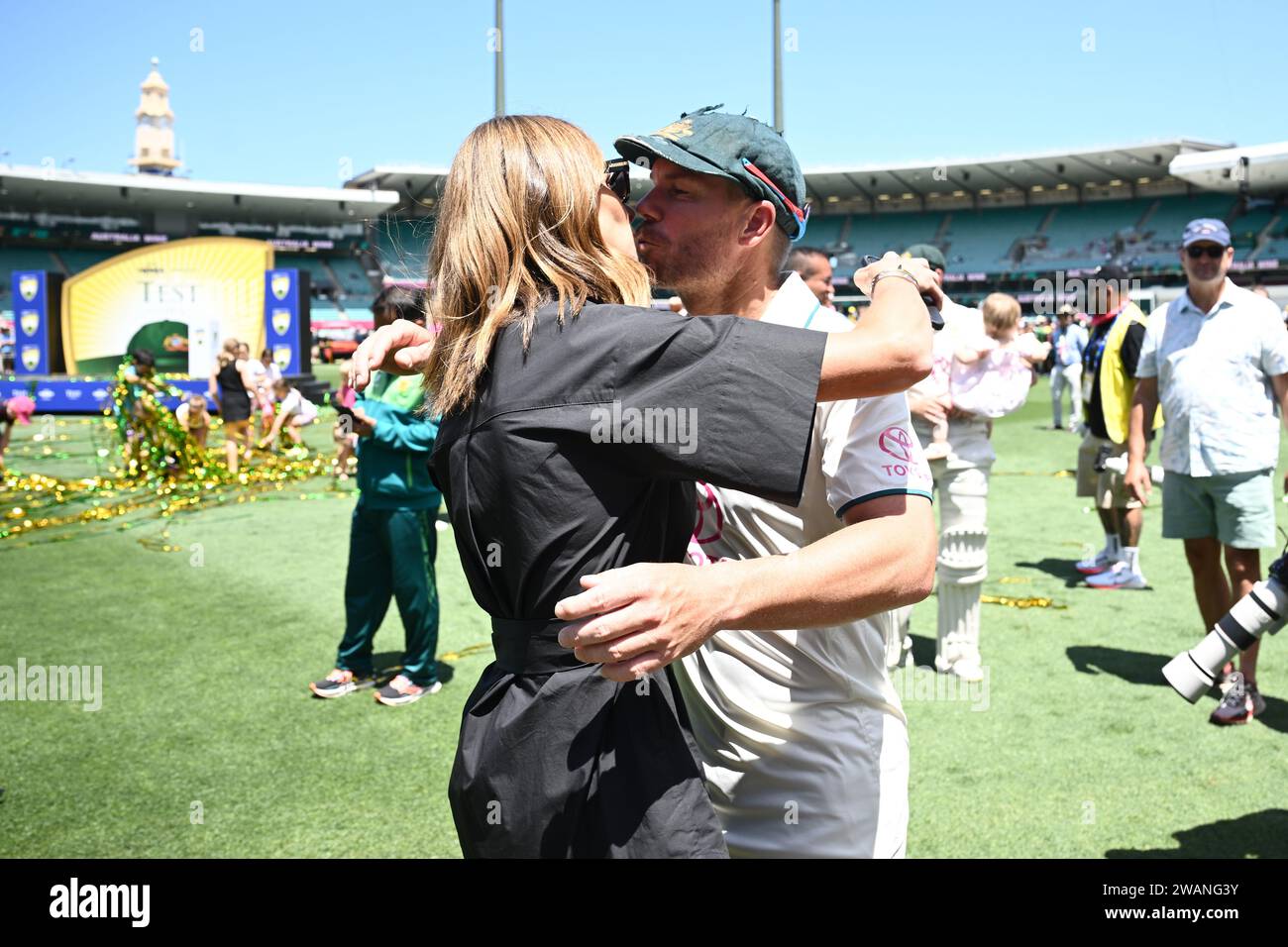 Sydney, Australia. 06th Jan, 2024. David Warner of Australia embraces ...
