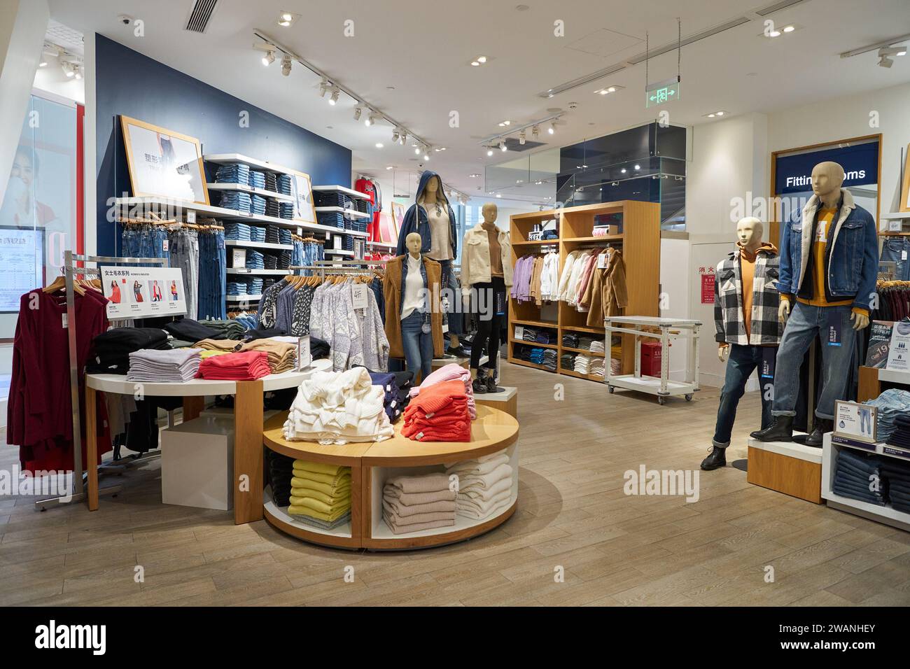 Gap retail shop interior hi-res stock photography and images - Alamy