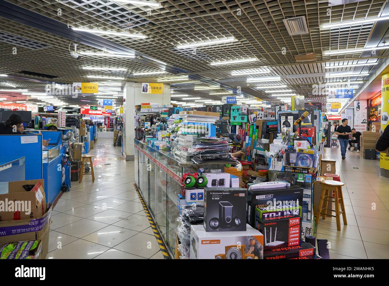 Electronics aisle hi-res stock photography and images - Alamy