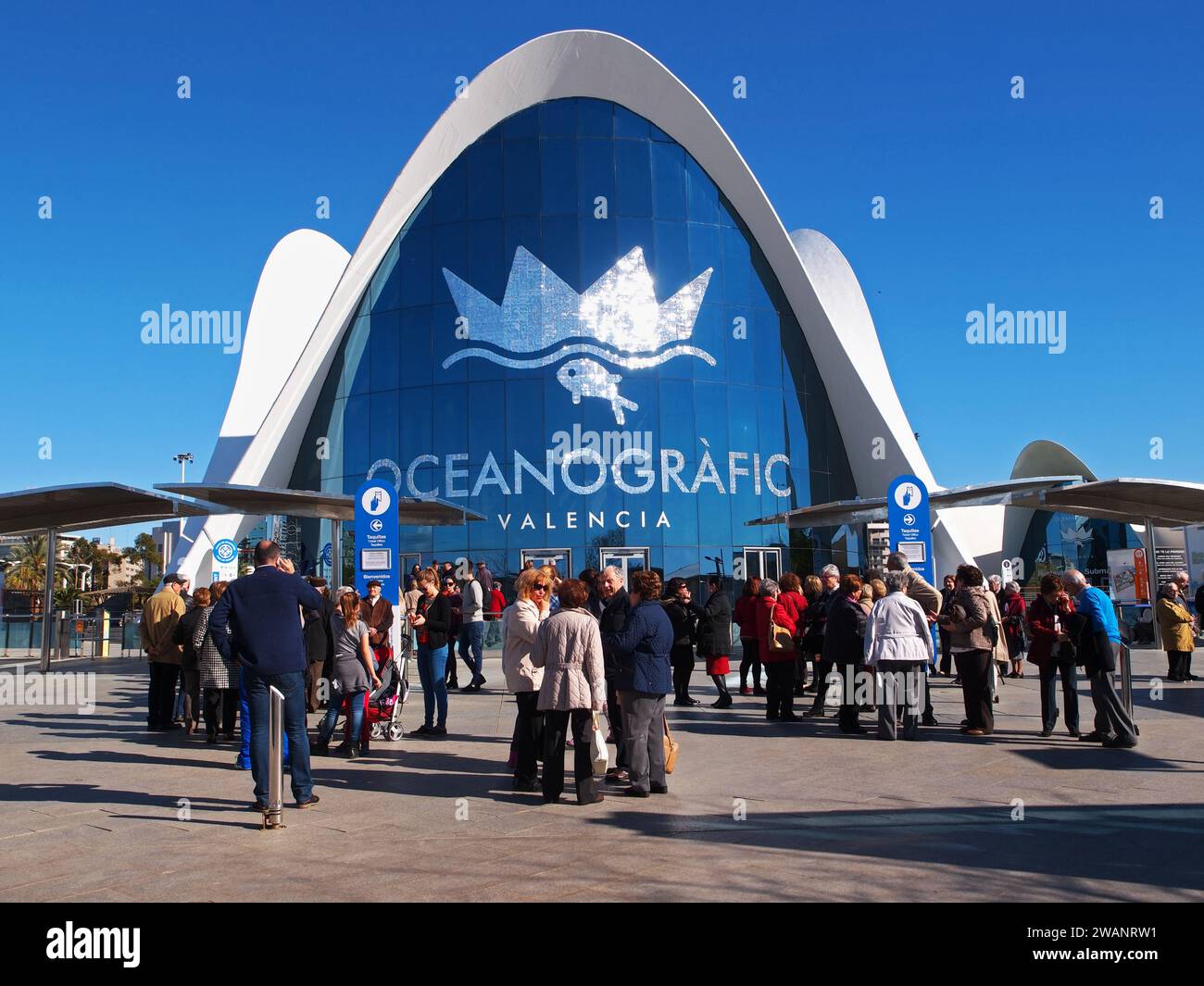 Entrance building to aquarium valencia hi-res stock photography and ...
