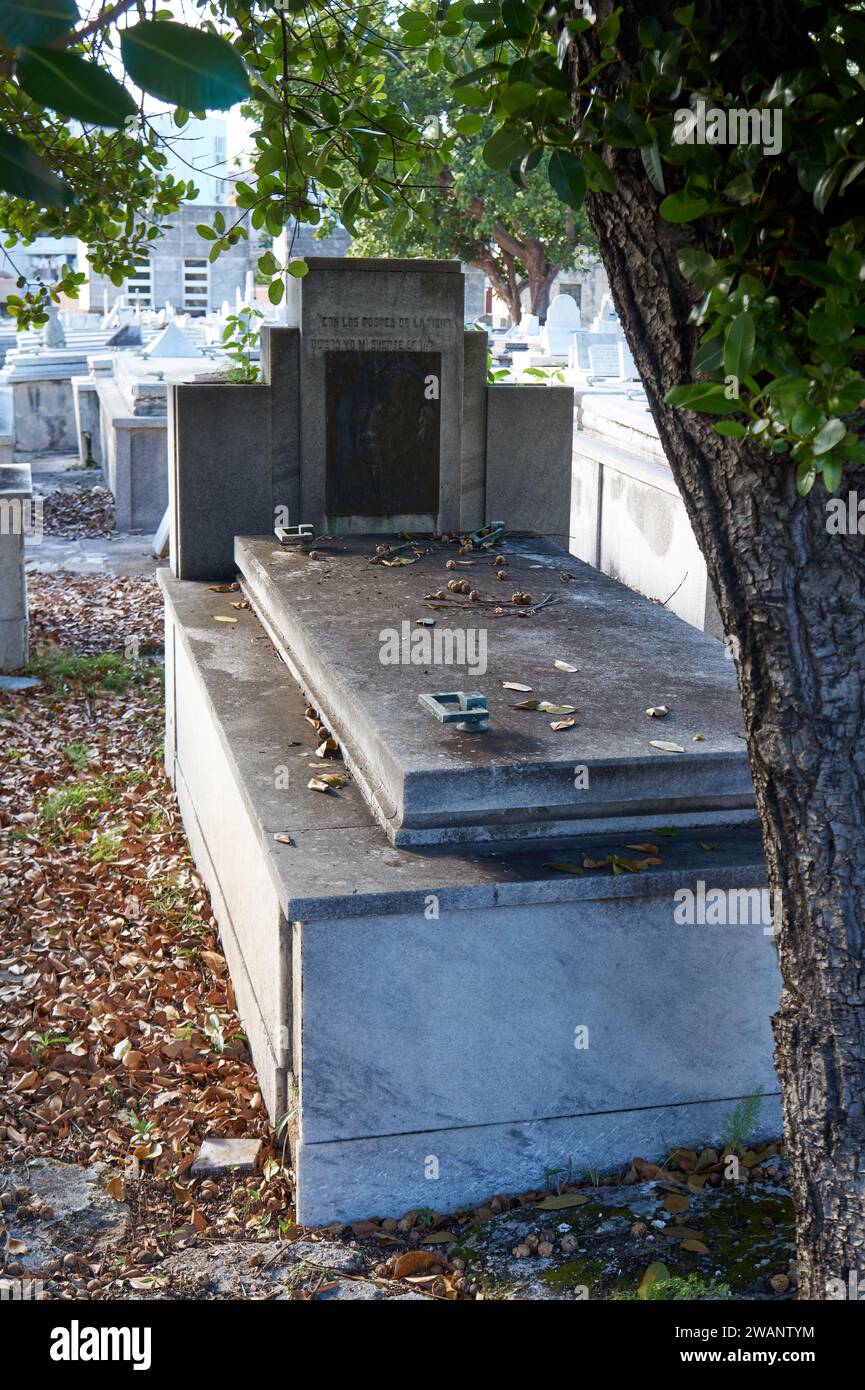 Artistic funerary monuments hi-res stock photography and images - Alamy