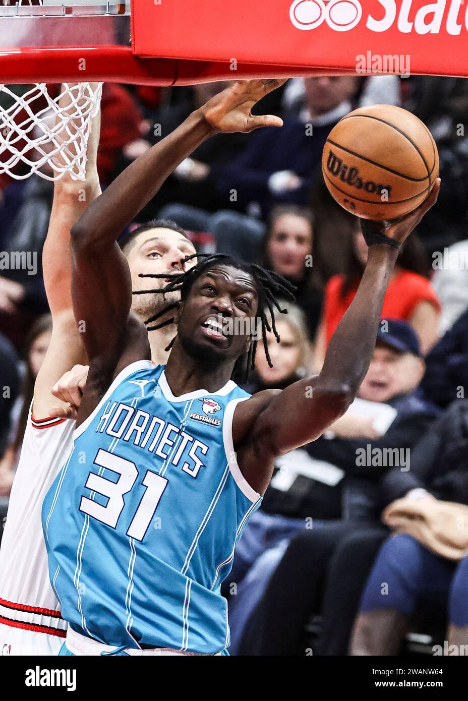 Chicago, USA. 5th Jan, 2024. Charlotte Hornets center Nathan Mensah (R ...