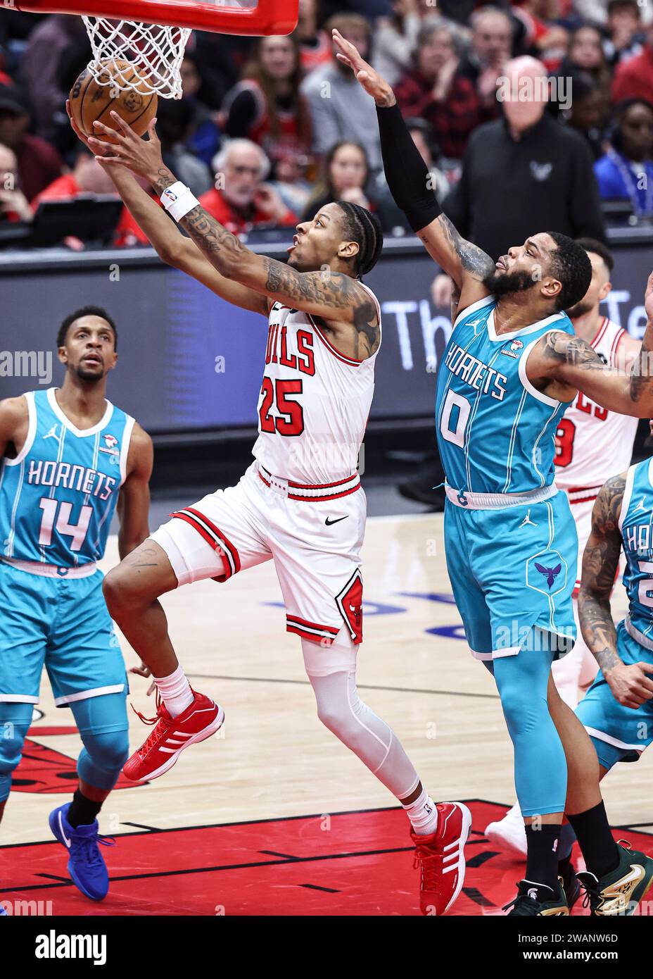 Chicago, USA. 5th Jan, 2024. Chicago Bulls forward Dalen Terry (2nd L ...