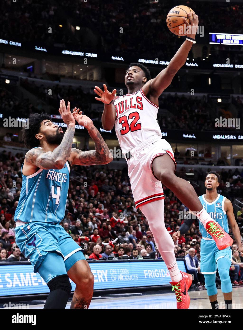 Chicago, USA. 5th Jan, 2024. Chicago Bulls forward Terry Taylor (R ...