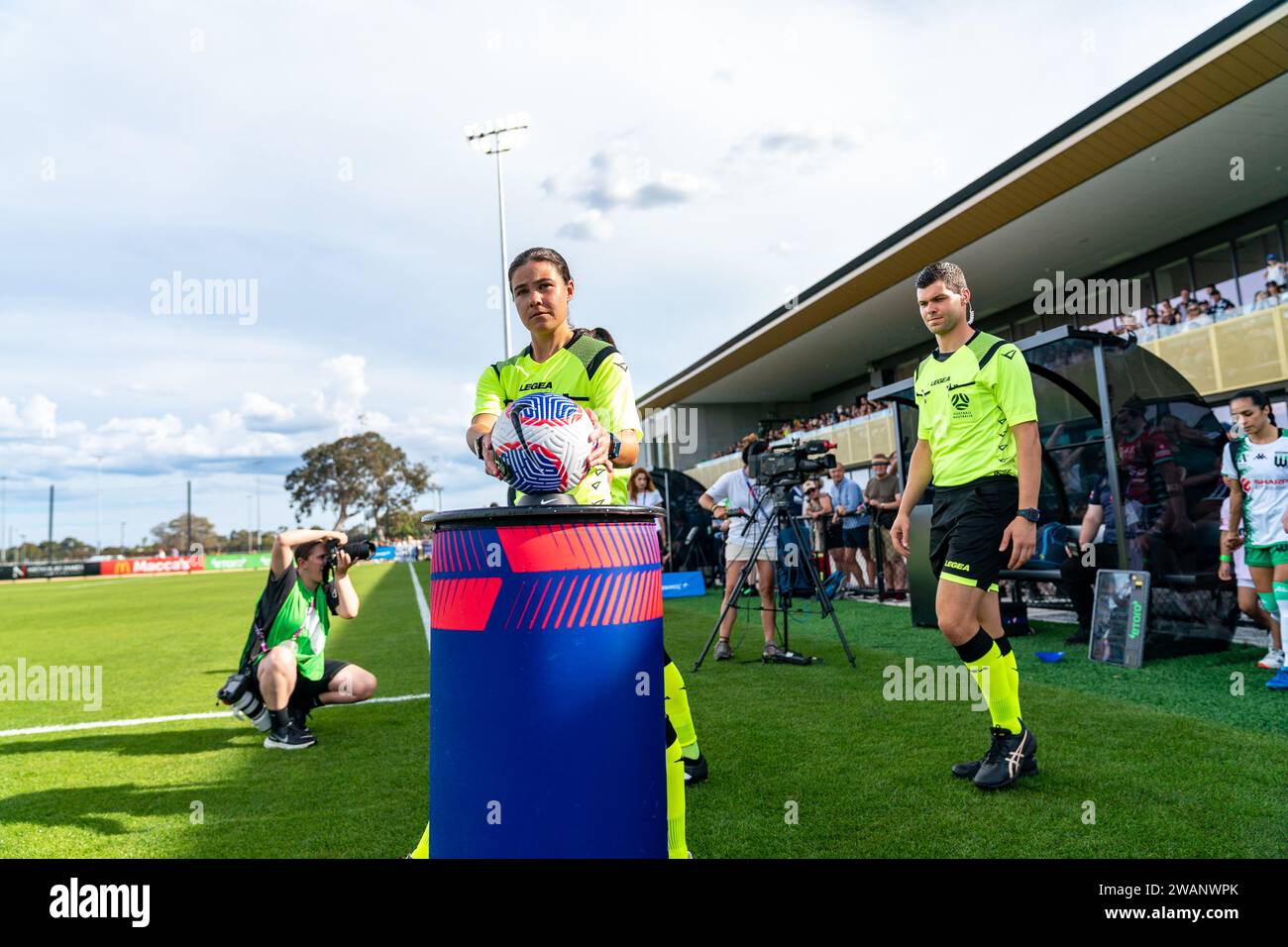 Bundoora, Australia. 6 January, 2024. Match Referee Beth Rattray takes ...