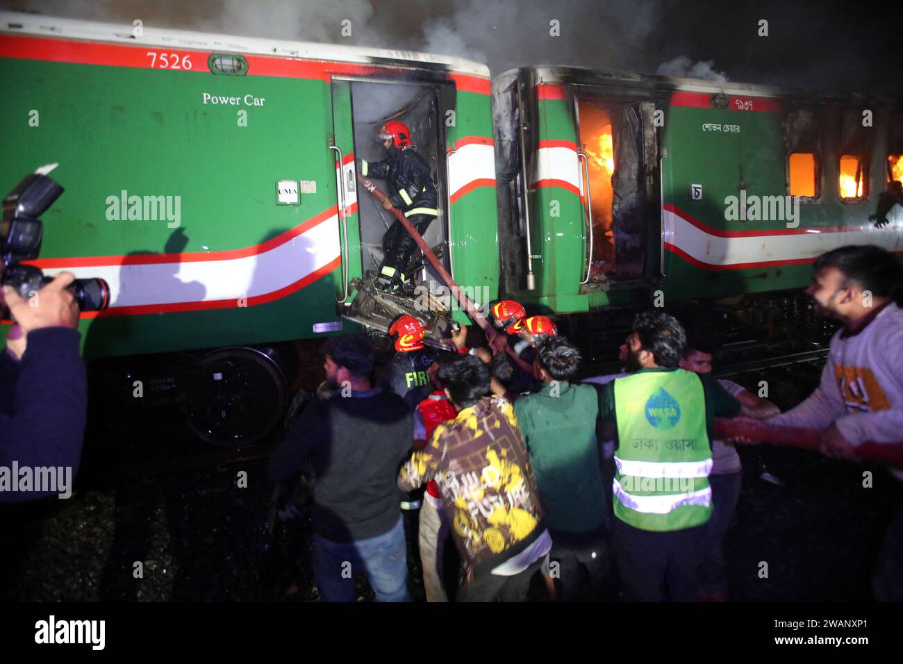 Dhaka, Bangladesh. 05th Jan, 2024. Bangladeshi rescue personnel search ...